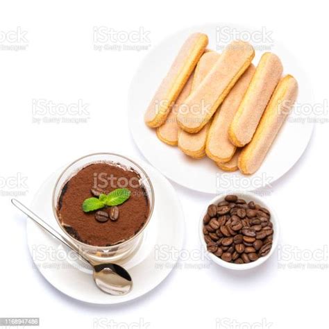 유리 컵에 클래식 티라미수 디저트 사보이아르디 쿠키와 커피 콩을 잘라진 경로가있는 흰색 배경 0명에 대한 스톡 사진 및 기타 이미지 Istock