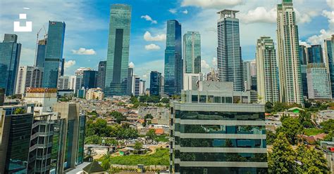 낮에는 파란색과 흰색 흐린 하늘 아래 도시 스카이 라인 사진 Unsplash의 무료 자카르타 이미지