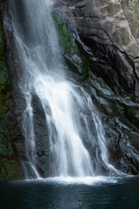 바위 위로 쏟아지는 아름다운 자연 폭포 · 무료 스톡 사진