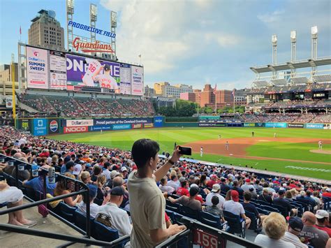 Mlb투어 네번째 구장은 클리블랜드 가디언스 ⚾️ 1 경기장 밖에 팀스토어가 있는데 규모가 작아 컨테이너에 기념품 넣어놓고