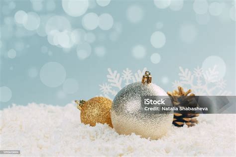 보케와 푸른 배경에 눈 속에서 고전적인 황금 크리스마스 공 새해 복 많은 새해 카드 0명에 대한 스톡 사진 및 기타 이미지 0명 12월 겨울 Istock