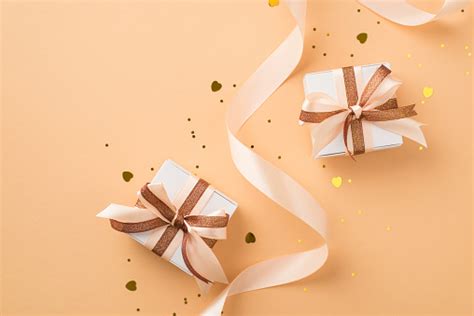 발렌타인 데이 장식 의 상단 보기 사진 빛나는 갈색과 빛 베이지 색 리본 곱슬 리본 황금 하트 모양의 색종이와 카피 스페이스와