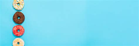 파란색 배경에 다른 유형의 맛있는 도넛 과자 베이커리 페이스트리의 개념 배너 플랫 레이 상단 보기 0명에 대한 스톡 사진 및 기타 이미지 Istock