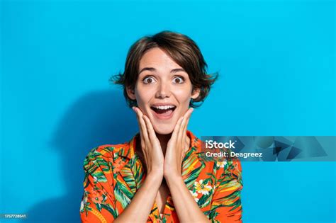 쾌활한 긍정적 인 소녀의 사진 유행 옷을 입고 팔을 만지는 얼굴 기뻐 와우 특별 제공 판매 파란색 배경에 고립 Omg에 대한