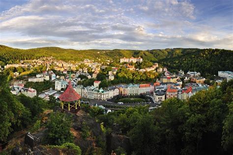 체코관광청 평온하면서도 치유의 힘을 가득 품고 있는 체코 카를로비바리 는 체코의 온천 마을 혹은 스파 타운으로 잘 알려진 곳입니다 😌 카를로비 바리의 온천수와