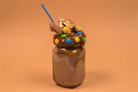휘핑 크림 쿠키 와플을 곁들인 초콜릿 밀크쉐이크를 유리 메이슨 병에 담아 냅니다 괴물 또는 미친달콤한 쉐이크 거품 내기에 대한 스톡 사진 및 기타 이미지 Istock
