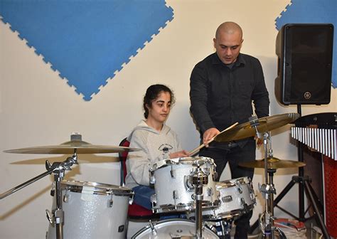 Özel eğitim merkezi öğrencisi Havin müzik öğretmeni olmak için çabalıyor
