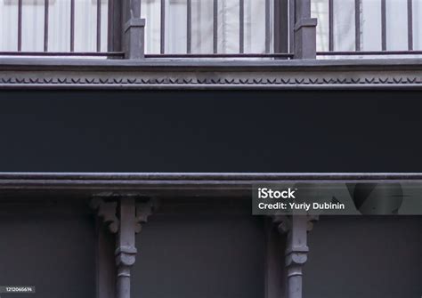 빈 상점 간판 간판 디자인 모형 고립 된 명확한 최소한의 상점 템플릿 거리 매달려 벽 간판 로고 프리젠 테이션 금속 카페 레스토랑 바 플라스틱 배지 검은 흰색 둥근 사각형