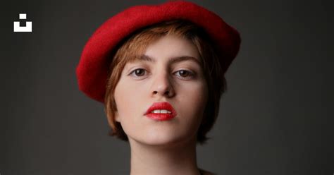 흑인과 백인 물방울 무늬 탑을 입고 여자 지주 사랑 독립 편지 사진 Unsplash의 무료 유행 이미지