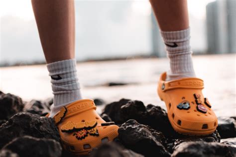 How To Wear Crocs™ With Socks Flat Socks