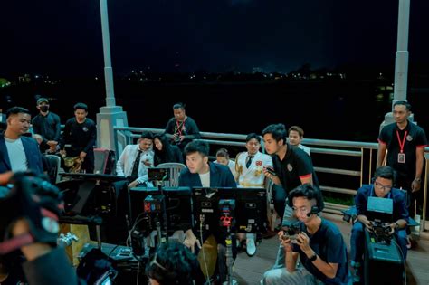 កំពូលតារាចម្រៀង និងអ្នកនិពន្ធឆ្នើម១០រូប