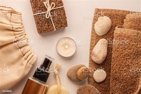 스파 및 웰빙 개념 천연 커피 스크럽 비누 오일 화장품 스프레이 박리 모래 돌 수건 천연 나무 헤어 콤 각질제거에 대한 스톡