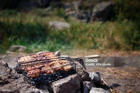 그릴 화 염에 쇠고기 스테이크 아름 다운 고기 그릴에 숯불에 튀긴입니다 여름 시간입니다 0명에 대한 스톡 사진 및 기타 이미지 0명 굽기 바베큐그릴 Istock