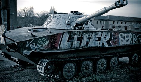 배경 화면 단색화 건물 버려진 무기 사진술 정경 금속 군 낙서 렌즈 내부 플레어 Dslr 위치 필름 6d 검정색과 흰색 흑백 사진 자동차