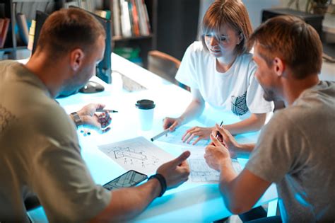 네온 데스크톱을 갖춘 현대 사무실에서 새로운 프로젝트를 작업하는 건축가 디자이너의 크리에이티브 팀 3차원 형태에 대한 스톡 사진