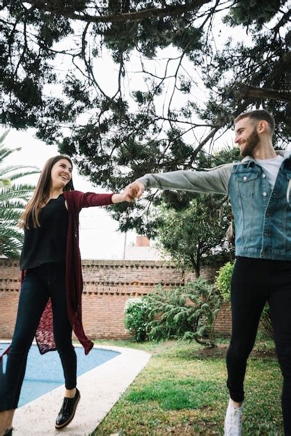 Jeune Couple Amoureux Dans Le Jardin Photo Gratuite