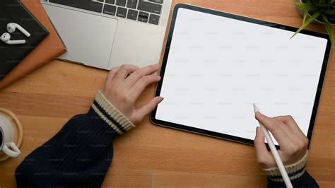 노트북과 일정표가 있는 나무 작업대에 있는 모형 디지털 태블릿에 그림을 그리는 여성 손의 오버헤드 샷 사진 Unsplash의 컴퓨터 키보드 이미지