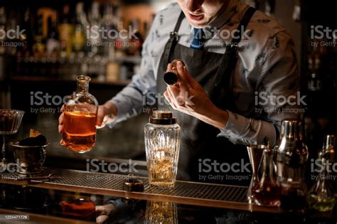 바텐더는 조심스럽게 비커를 사용하여 유리 셰이커에 음료를 부어 바에 대한 스톡 사진 및 기타 이미지 바 바 카운터 바텐더 Istock