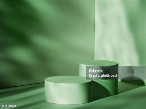 그늘진 방에 두 개의 원통형 받침대가 있는 녹색 색상 테마 제품에 대한 장소를 표시하는 3d 컴퓨터 그래픽 템플릿 녹색에 대한 스톡 사진 및 기타 이미지 Istock