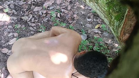 كم هو مثير ممارسة الحب في الطبيعة استمع كيف تمتزج أنينتي مع أصوات غناء