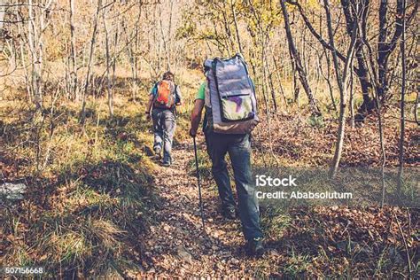 상석 코카서스인 Paraglider 및 포토그래퍼 도보여행에 임산 알프스 유럽 2명에 대한 스톡 사진 및 기타 이미지 2명 Sabotin 가을 Istock
