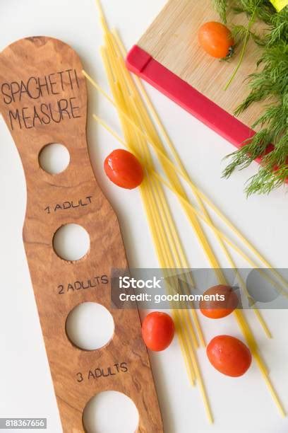 파스타 요리 재료 고 흰색 테이블에 기구입니다 요리 스파게티 국수 파스타 식사 파스타에 대 한 나무 측정 합니다 개체 그룹에 대한 스톡 사진 및 기타 이미지 Istock