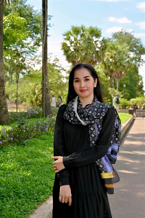 តែងខ្លួនមិនឆើតឆាយពេក សាមញ្ញៗ មាស ម៉ូលីណា ស្អាតយកទៅណាមិនអស់ Khmerload Cambodia Latest News