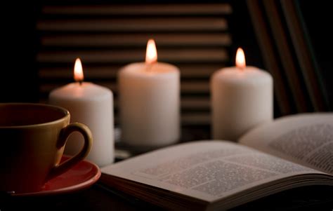 뜨거운 연기와 불이 켜진 촛불을 가진 차 한 잔 집에서 책상에 정전 0명에 대한 스톡 사진 및 기타 이미지 0명 갈색 노랑 Istock