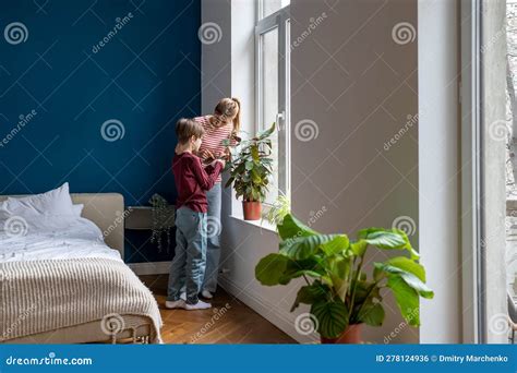 Madre Che Insegna Al Figlio Come Prendersi Cura Della Pianta Mamma Che Spiega La Fotosintesi Al