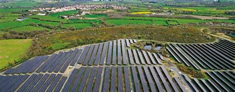 유럽 항구엔 中 전기차 가득獨선 태양광 패널 울타리로 쓰기도