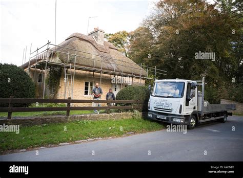 Scaffold Workers Erecting Scaffold Stock Photo Alamy