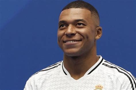Real Madrid Resmi Perkenalkan Kylian Mbappe Tampil Dengan Nomor 9 Dan Disambut Ribuan Fans