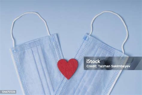 코로나바이러스와 싸우는 의사와 간호사들에게 감사드립니다 파란색 배경에 빨간색 심장과 파란색 얼굴 보호 마스크 0명에 대한 스톡 사진 및 기타 이미지 Istock