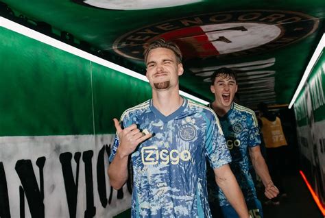 Ajax Uitblinker Kenneth Taylor Door Feyenoord Aanhang Geconfronteerd Met Kwetsende Spreekkoren