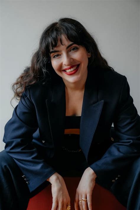 가을 패션 개인 스타일 검은 머리 고전적인 우아함 고전적인 표정 권한있는 여자 긴 머리 매우 복잡한 매혹적인 시선 모델 미니멀리스트 배경 미소 짓는