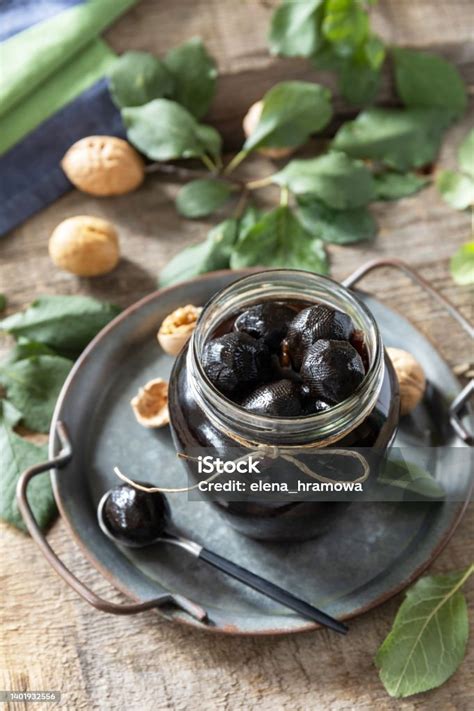 나무 배경에 녹색 신선한 호두로 만든 수제 잼 유기농 호두 잼 건강 식품 0명에 대한 스톡 사진 및 기타 이미지 0명 건강한 생활방식 건강한 식생활 Istock