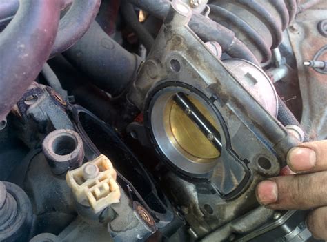 Чистка дроссельной заслонки. — Mazda 6 (1G) GG, 1,8 л, 2006 года ...
