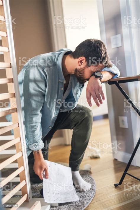남자는 아기 침대를 조립 한 후 피곤 보인다 가구에 대한 스톡 사진 및 기타 이미지 가구 가족 나사 Istock