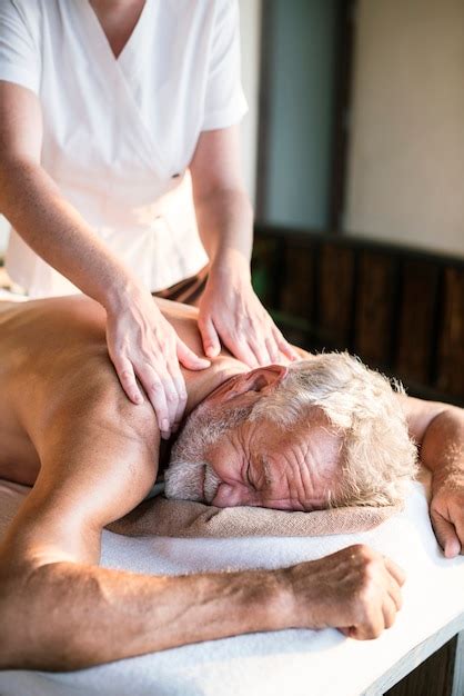 Premium Photo Female Message Therapist Giving A Massage At A Spa
