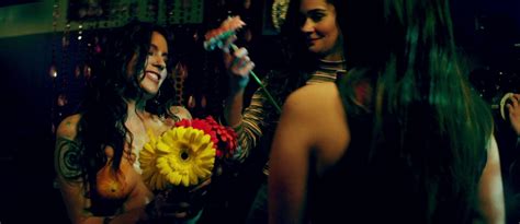 Голая Мишель Романо в Чёрная комната