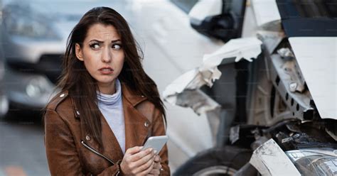 휴대 전화를 사용하고 도시에서 자동차 충돌 후 응급 서비스를 위해 전화를 거는 것을 두려워합니다 사진 Unsplash의 자동차 이미지