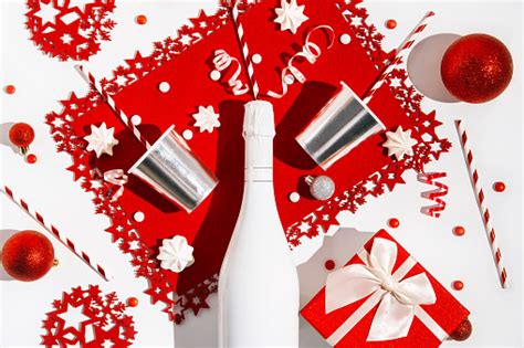 흰색 샴페인 병으로 만든 크리스마스 구성 선물 상자 빨대 빨간 장식실버 종이 안경 축제와 파티 개념 배경 맨 위 보기입니다 플랫 레이 2022년에 대한 스톡 사진 및 기타