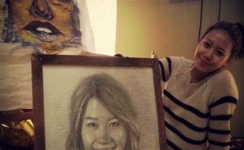 Цэлмүүний фэн нь өөрийнх нь хөргийг зурж бэлэглэжээ