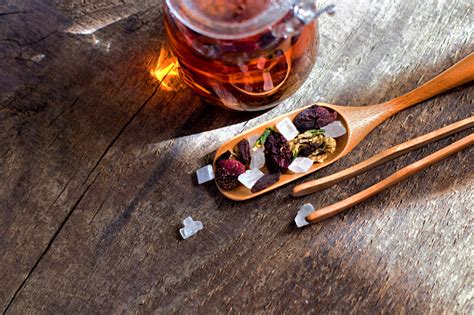 유리 찻주전자에 뜨거운 향기로운 과일 티입니다 차 마시고 어둡고 거친 나무 테이블에 중국 차 전통 악기 차를 마 시의 개념입니다