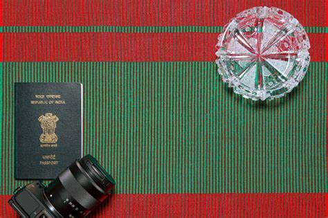 여행 준비 새로운 인도 여권과 크리스마스에 빨간색과 녹색 힌트의 짠 직물에 배치 컴팩트 한 디지털 단일 렌즈 반사 카메라 플랫 레이 0명에 대한 스톡 사진 및 기타 이미지