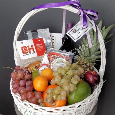 Подарочная корзина с фруктами сыром и шоколадными конфетами