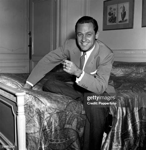 William Holden Actor Photos And Premium High Res Pictures Getty Images