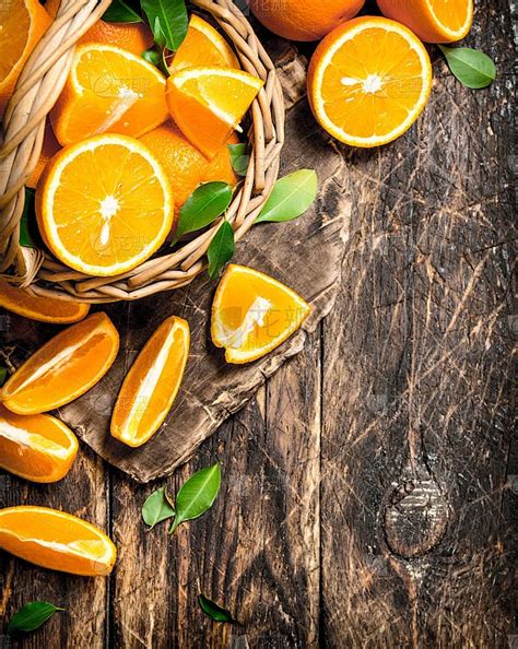 篮子里有橙子片。素材 花瓣网