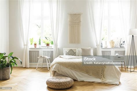 화이트 침실 인테리어 공장 및 윈도우에에서 담요와 침대 옆 Pouf 실제 사진 0명에 대한 스톡 사진 및 기타 이미지 0명