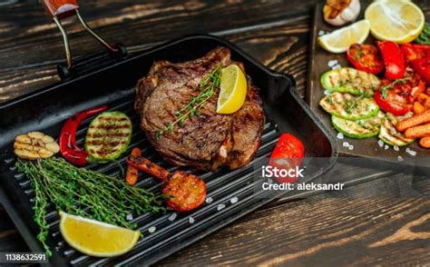 그릴 팬에 스테이크 다진 된 야채 레몬 고추 마늘과 어두운 소박한 배경에 조미료 옆 고기에 대한 스톡 사진 및 기타 이미지 고기 구이 굽기 Istock
